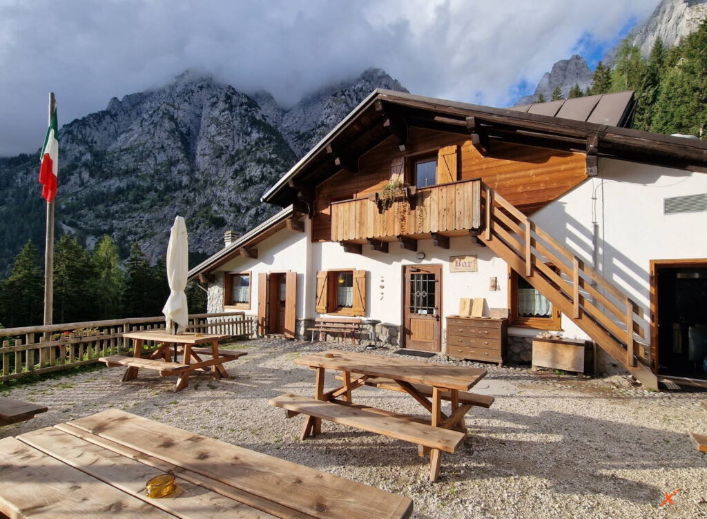 Rifugio Tolazzi: il punto di partenza per la cima del monte Coglians ...